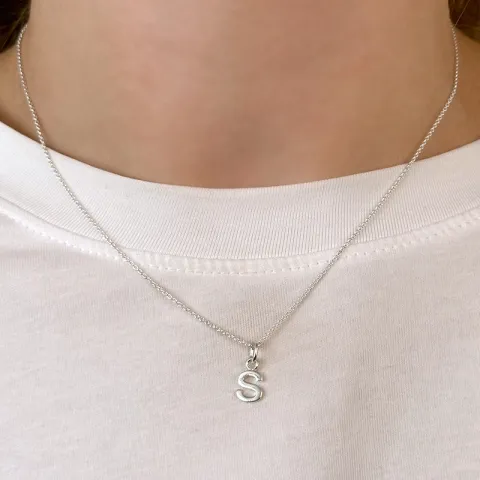 bokstav s hängen i silver